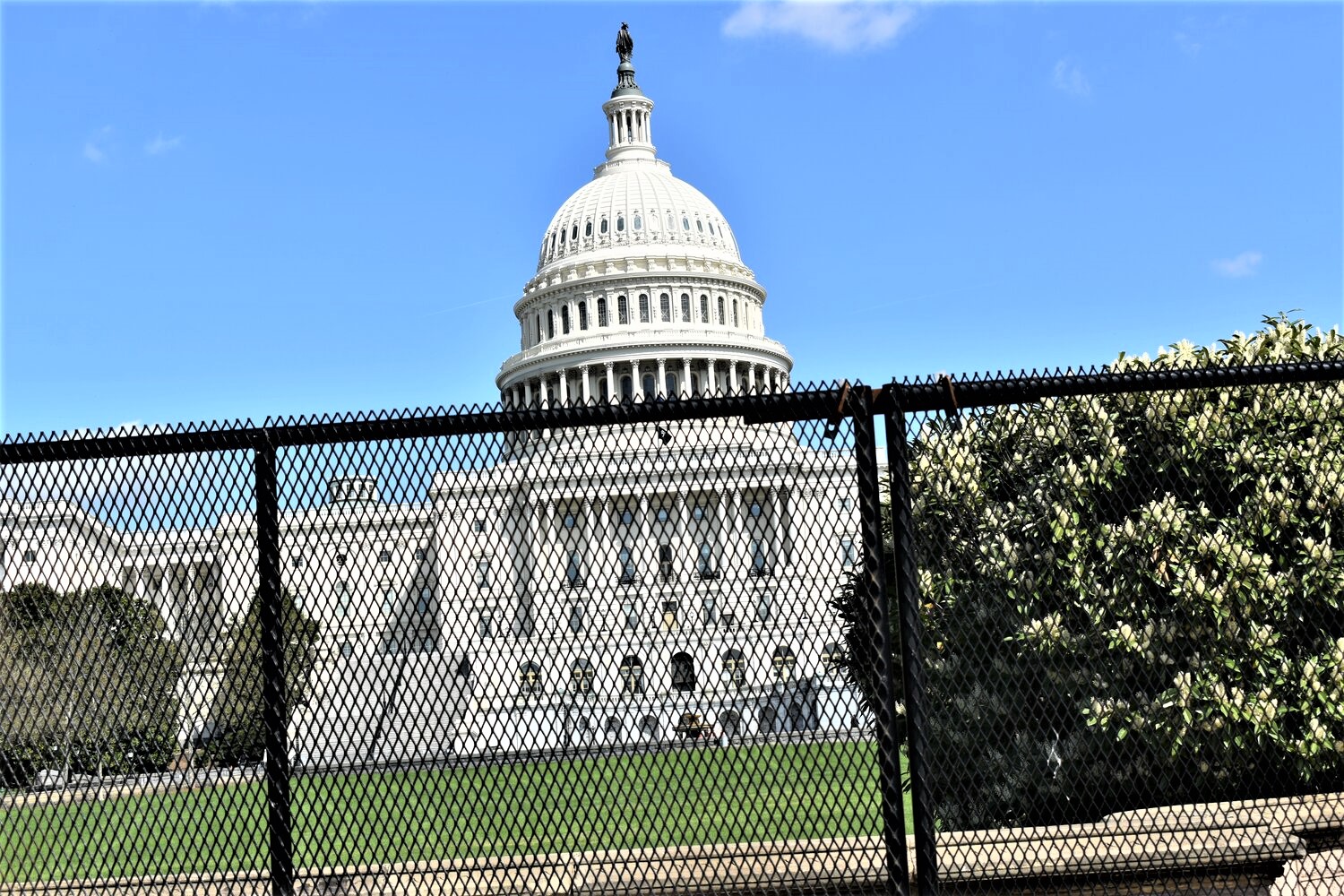 US CAPITOL FENCE DOME OFFICER LIE ROTUNDA STORY 4 13 21 – DIPLOMATIC TIMES